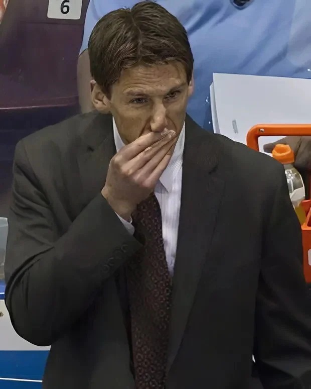BREAKING: Edmonton Oilers fans shed tears and pray for coach Kris ...